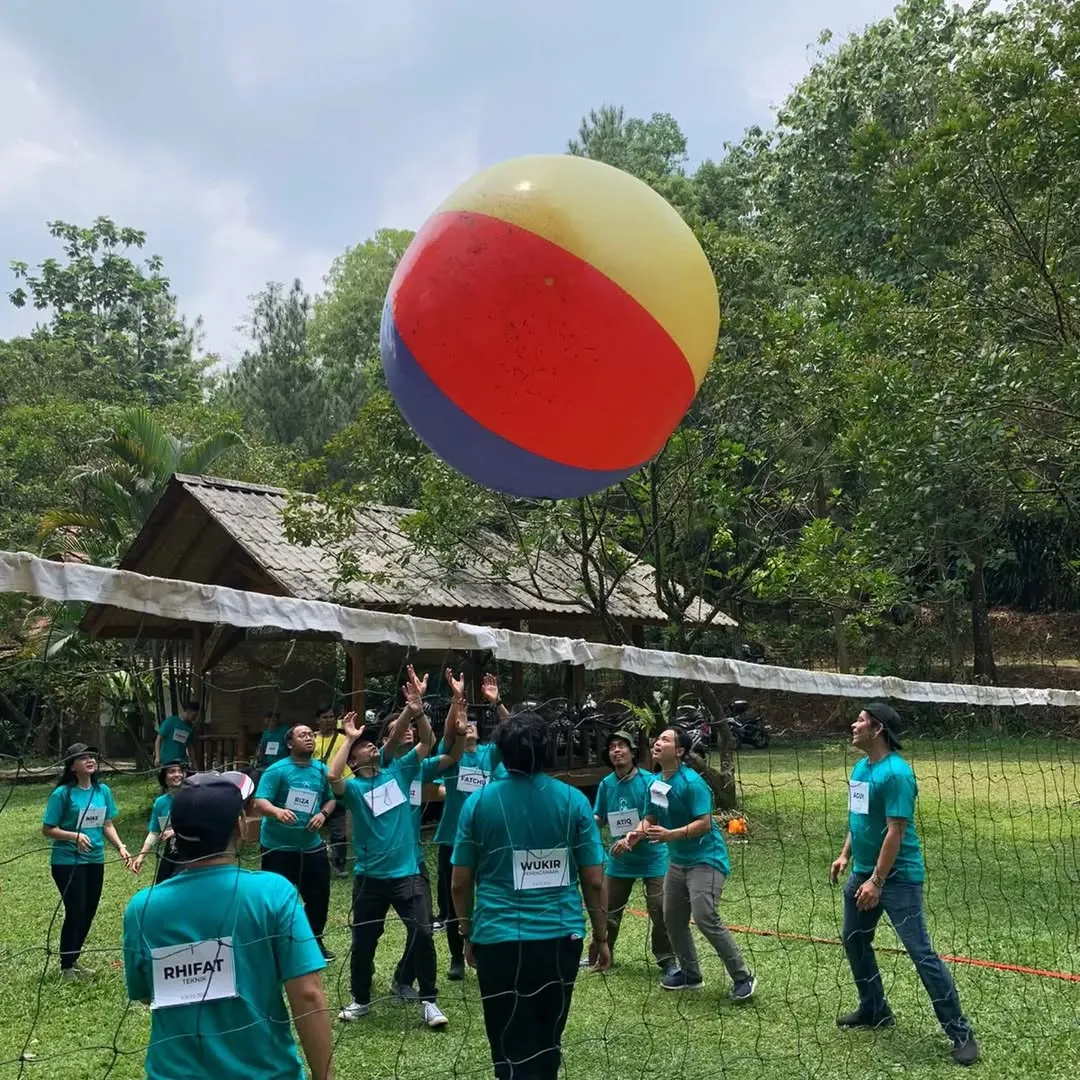 Outing di Resort Prima Anyer dengan Fun Team Building Inflatable Balloon