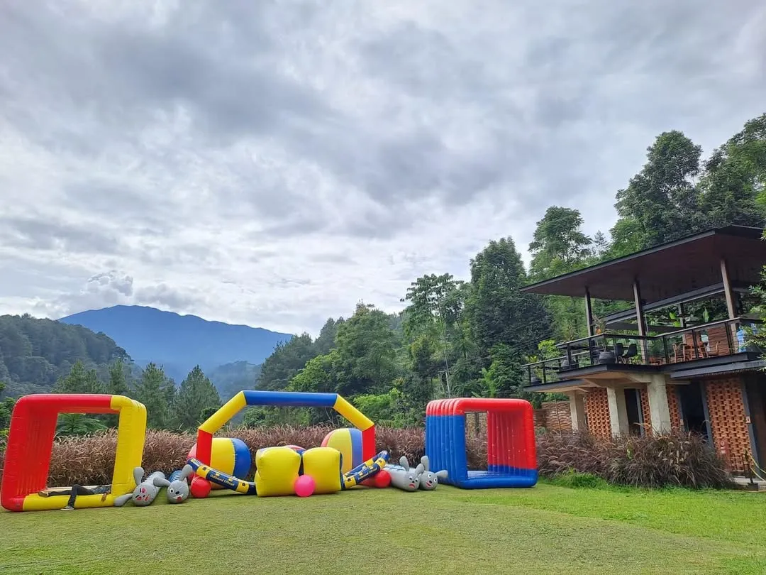 Ajang Adu Ketangkasan dengan Inflatable Games di Villa Citra Alam Raya ...